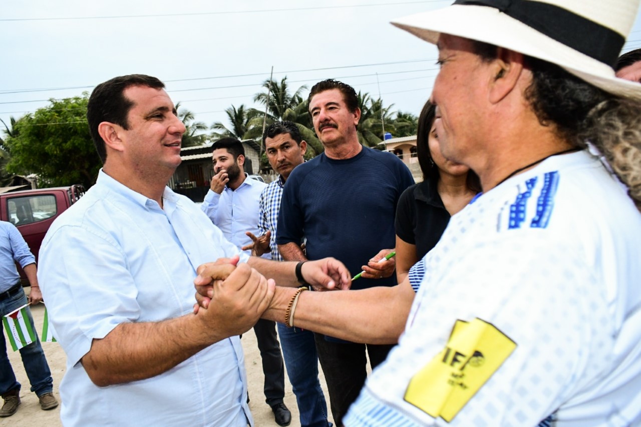 Una vía asfaltada une a Mejía – Zapote – Pechiche - Prefectura de Manabí